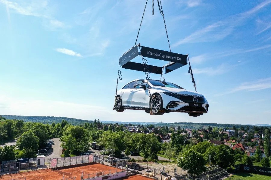 Quando Mercedes sospese una EQS sui cieli di Stoccarda per un torneo ...